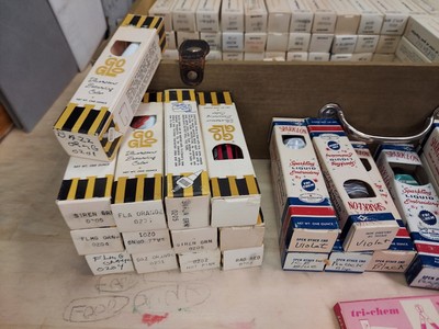 VINTAGE TRI CHEM Liquid Embroidery Paint Set W/Rose Tote 48, 42% OFF