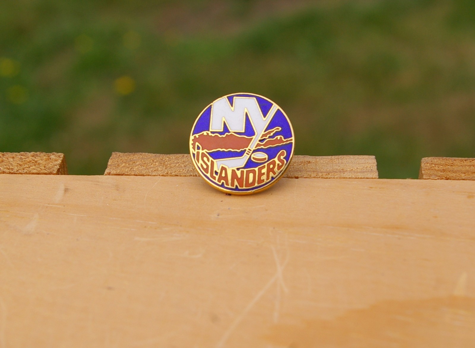 NY Islanders New York Ice Hockey Gold Tone Metal & Enamel 3/4" Lapel ...