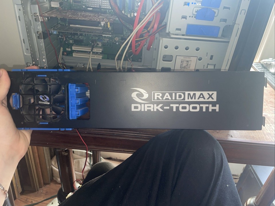 Raidmax Dirk-tooth Every Thing Looks To Be There, Old School Pc Case ...
