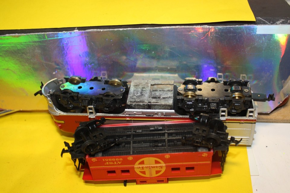 TYCO Santa Fe 4015 HO Train Set -Locomotive 2 cars and a caboose | eBay