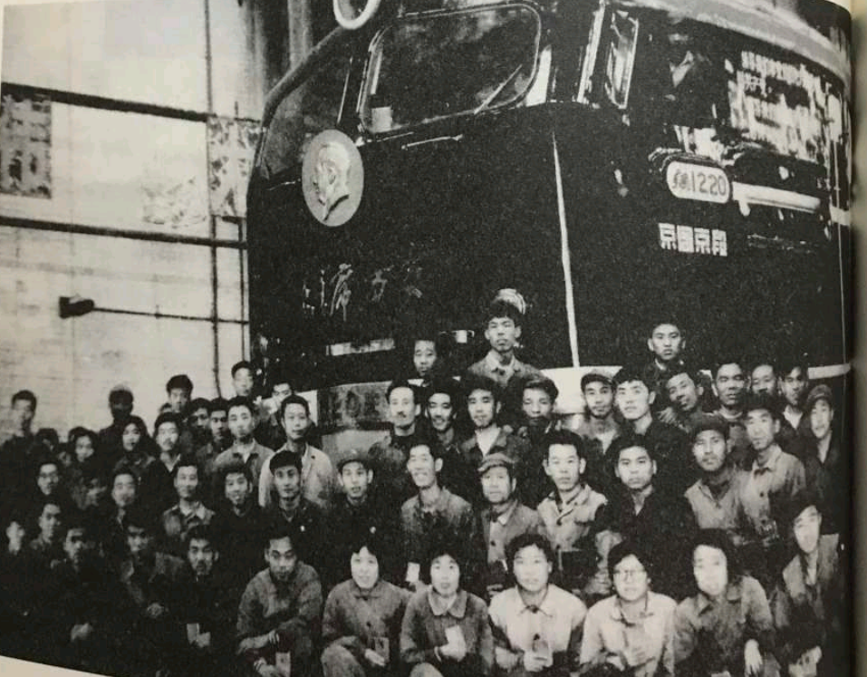 N27 China Railway DF1 / DF3 Diesel Locomotive (Special livery) - HO ...