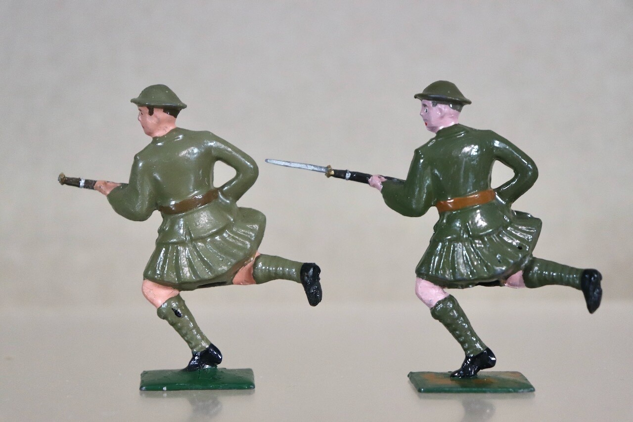 BRITAINS RE PAINTED HOLLOW CAST WWI HIGHLANDERS SOLDIERS CHARGING oc | eBay