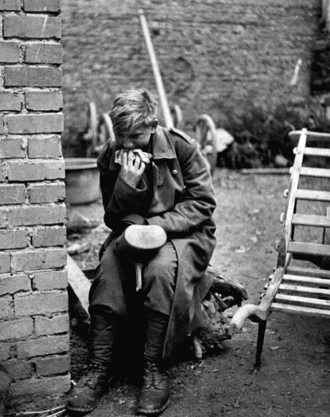World War 2 WW2 1945 15 YEAR OLD GERMAN SOLDIER Crying Picture Photo 6 ...