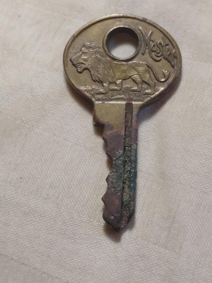 LARGE LOT OF 45 ANTIQUE VINTAGE SKELETON KEYS & ASSORTED OLD KEYS ...