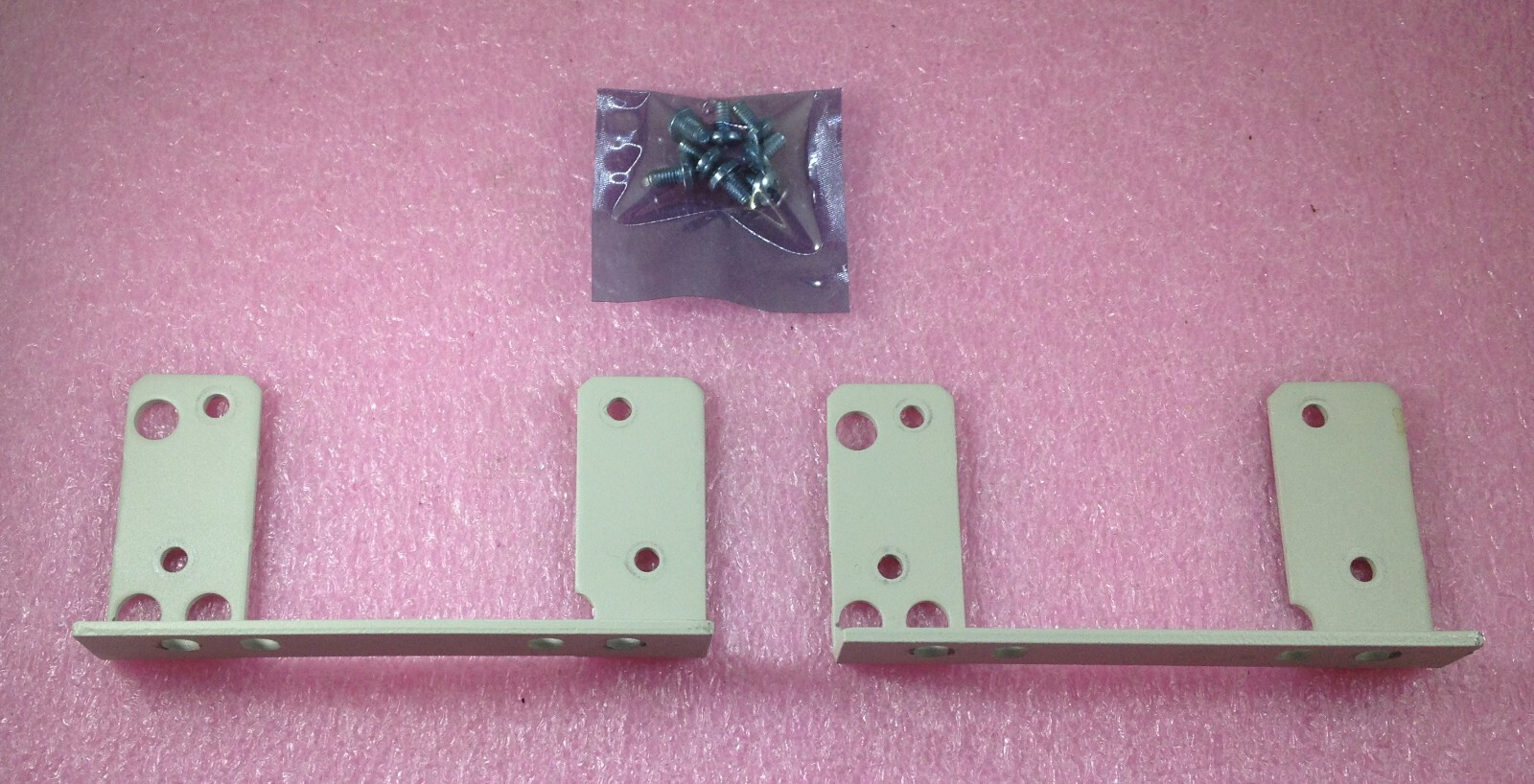 1 PAIR OF CREAM APC SU1000RMNET RACK MOUNTING BRACKETS / EARS WITH 8 X ...