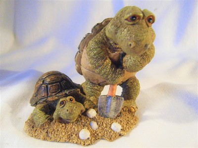 Papa & Mama Turtle Figurine Burying Turtle Eggs Figural Charming | eBay