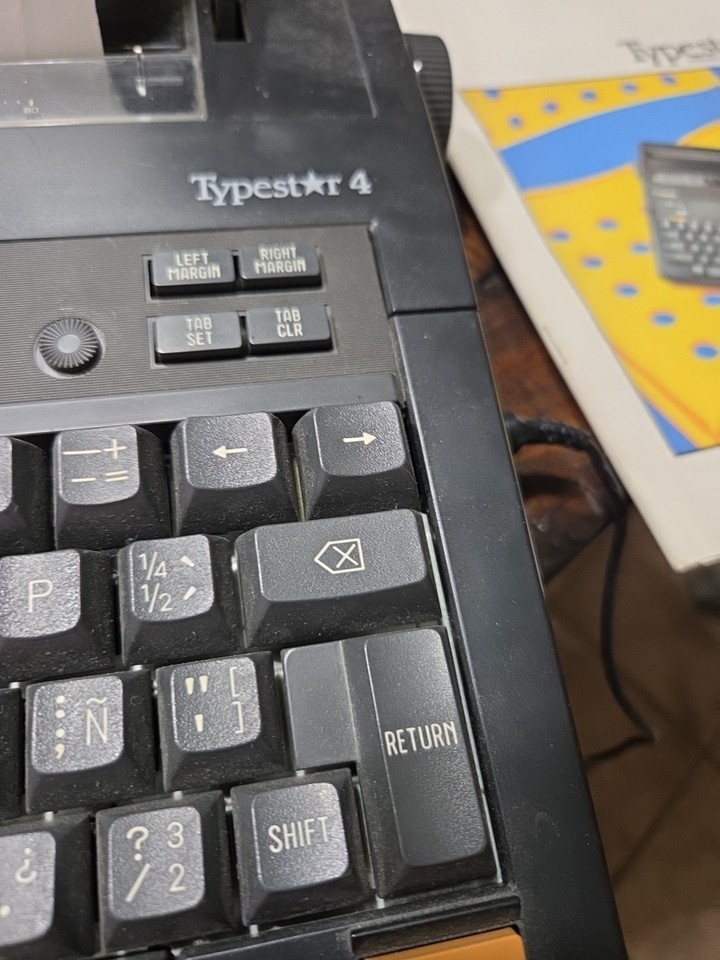 VINTAGE TYPESTAR 4 PERSONAL TYPEWRITER, WORKS, BOX & MANUEL | eBay