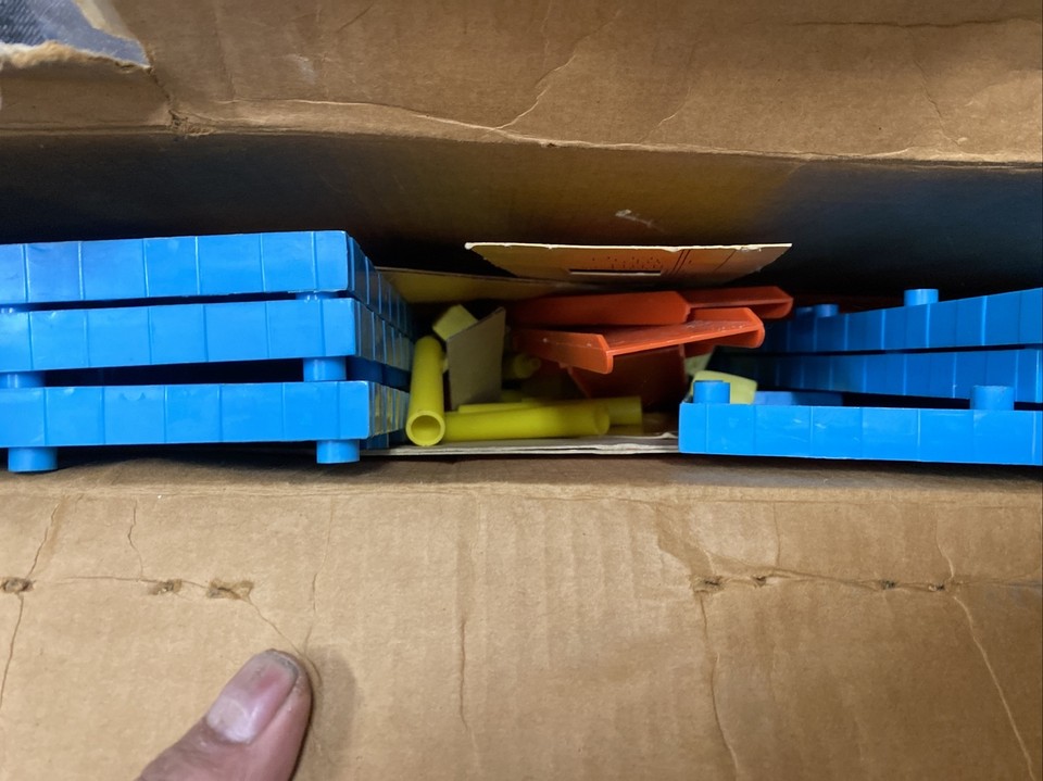 Vintage MATCHBOX SUPER STATION 130 Piece set Gas Station Parking Lot ...