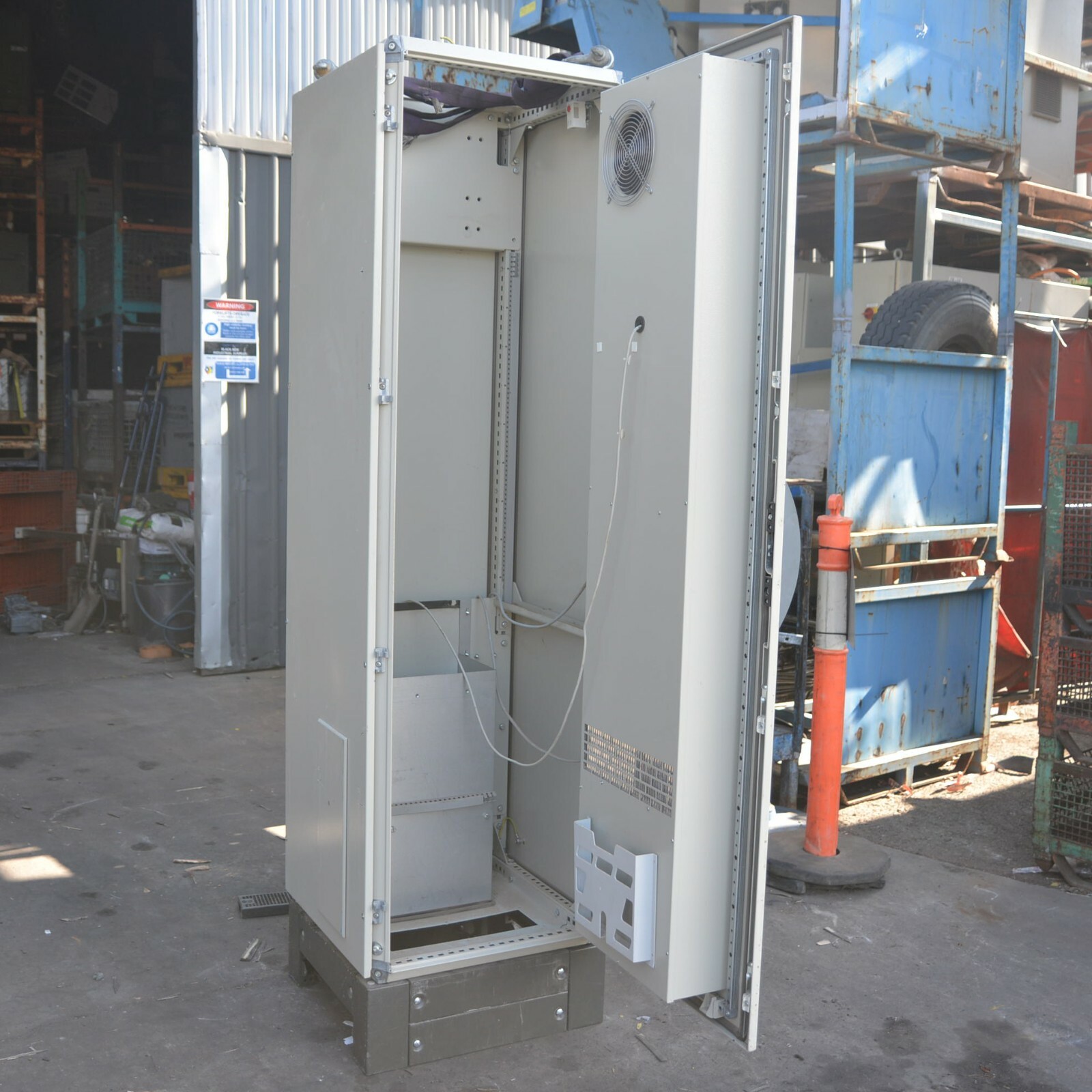 Large electrical motor starter control VSD DRIVE CABINET with heat ...