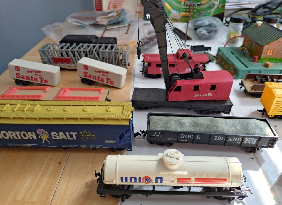 HO scale train start up, 1970's, 2 locomotives, 12 cars, station + Very ...