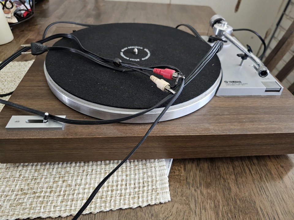 For Parts AS-IS : YAMAHA (YP-211) RECORD PLAYER TURNTABLE READ ...