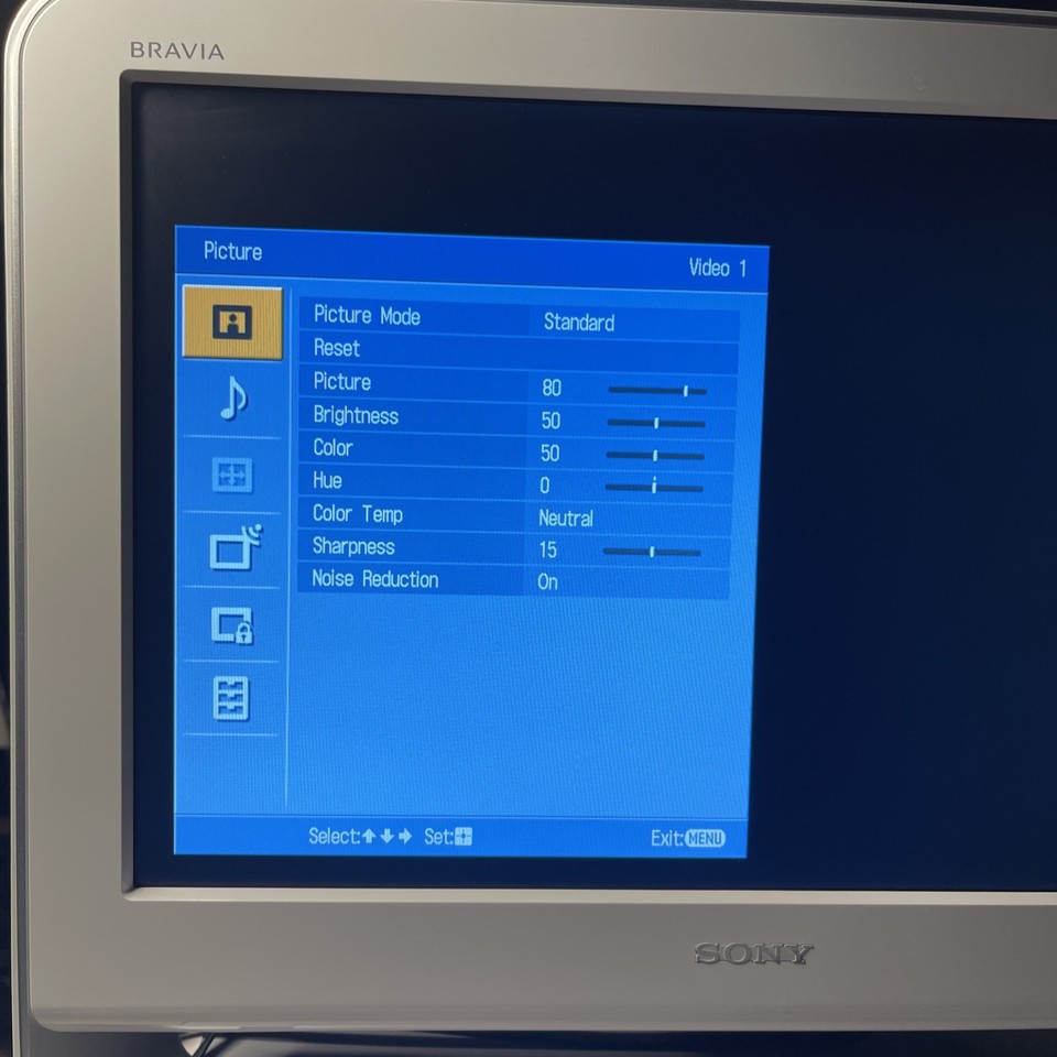 Sony Bravia 19" Retro TV w/ handle & Remote KDL-19M4000 VGA HDMI RCA ...