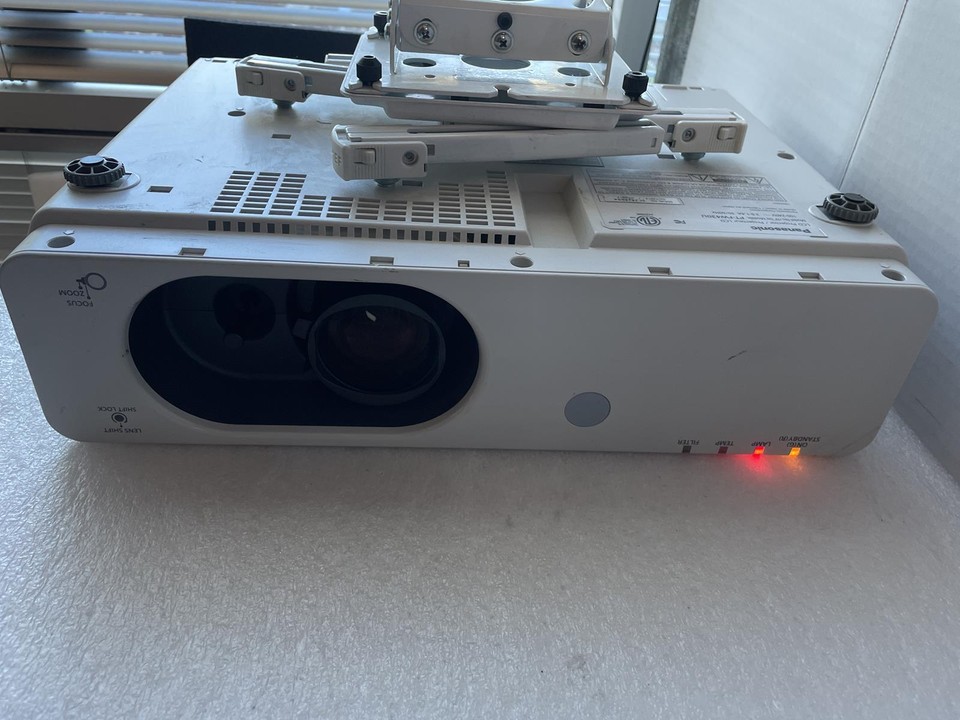 PANASONIC PT-FW430 PROJECTOR, SEE LAMP LIGHT PHOTOS | eBay