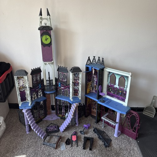 Monster High Deluxe High School Playset 2015 Doll House Castle Deadluxe ...