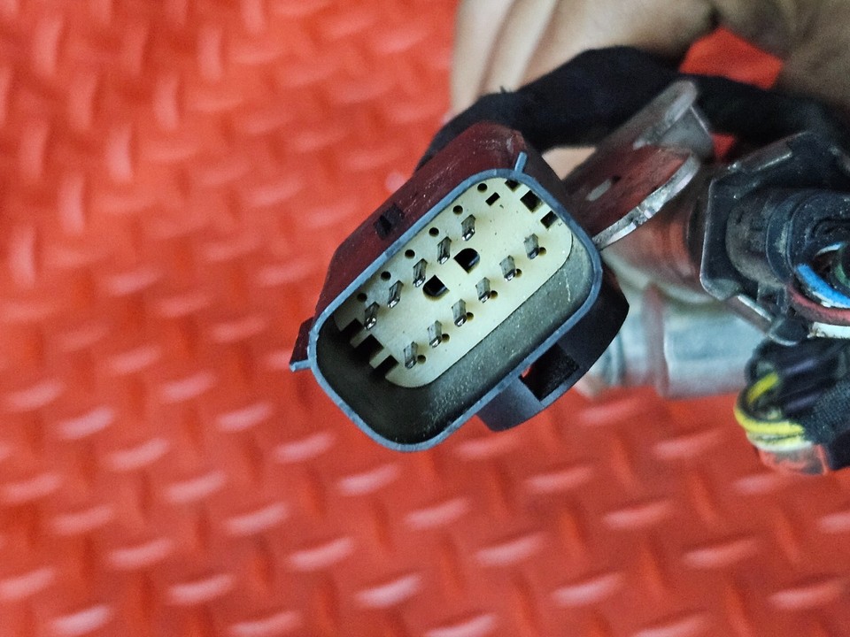 2014-2018 Chevrolet Silverado LH Fuel Rail + Injectors 5.3 L 12677814 ...