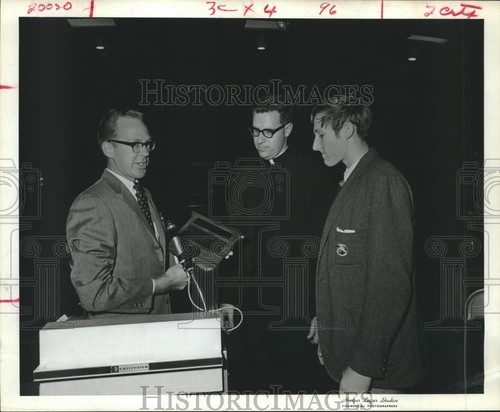 1969 Press Photo Houston's Strake Jesuit receives set of historical ...