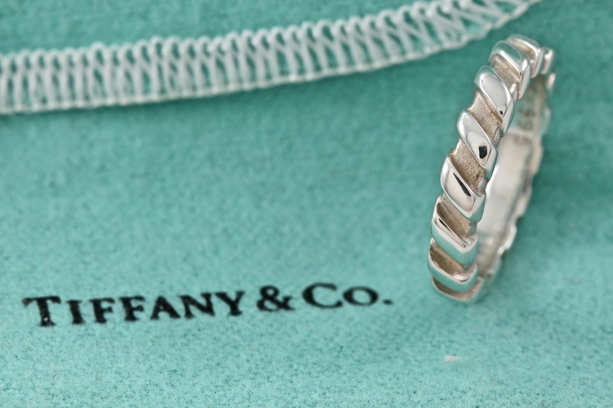 Tiffany & Co. Atlas Twist Groove Narrow Band Silver Ring Tiffany & Co. Atlas Twist Groove Narrow Band Silver Ring