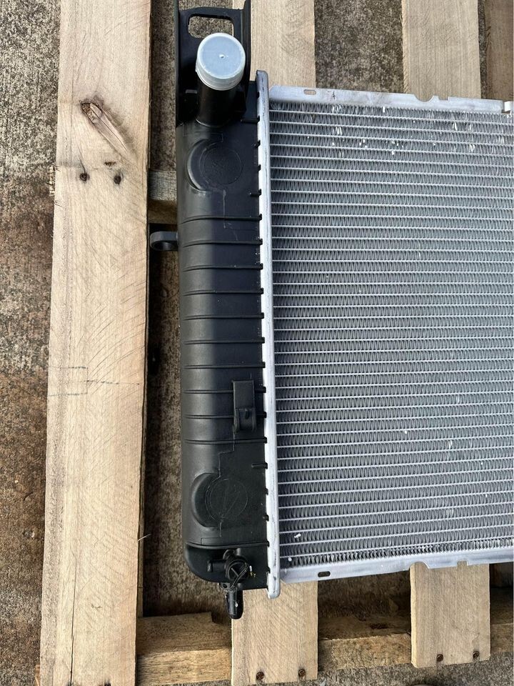 CU2423 Spectra Premium Radiator for Cadillac Chevy GMC Pickup 4.8/5.3/6 ...