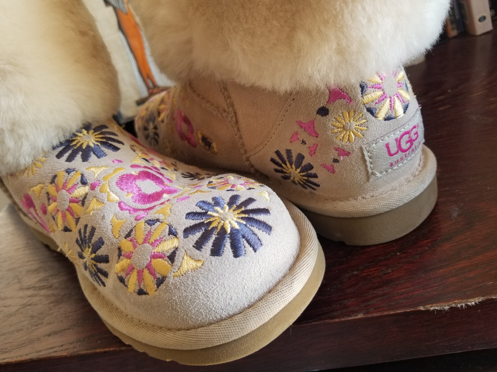 Rare Ugg embroidered juliette short cuff sheepskin… - Gem