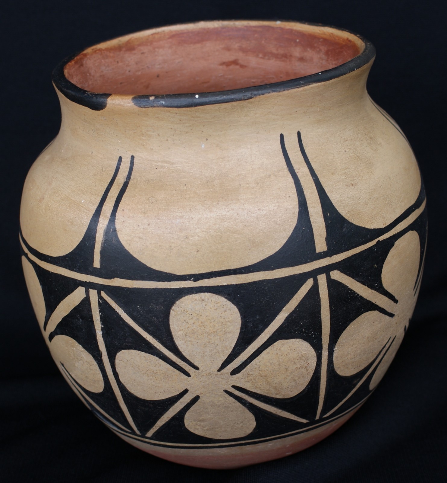 Santo Domingo Kewa Indian Pottery 7 1/2" D Jar With Geometric Floral ...
