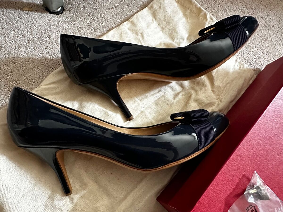 FERRAGAMO CARLA SHELL 70 PATENT LEATHER GOLD LOGO VARA BOW FERRAGAMO CARLA SHELL 70 PATENT LEATHER GOLD LOGO VARA BOW