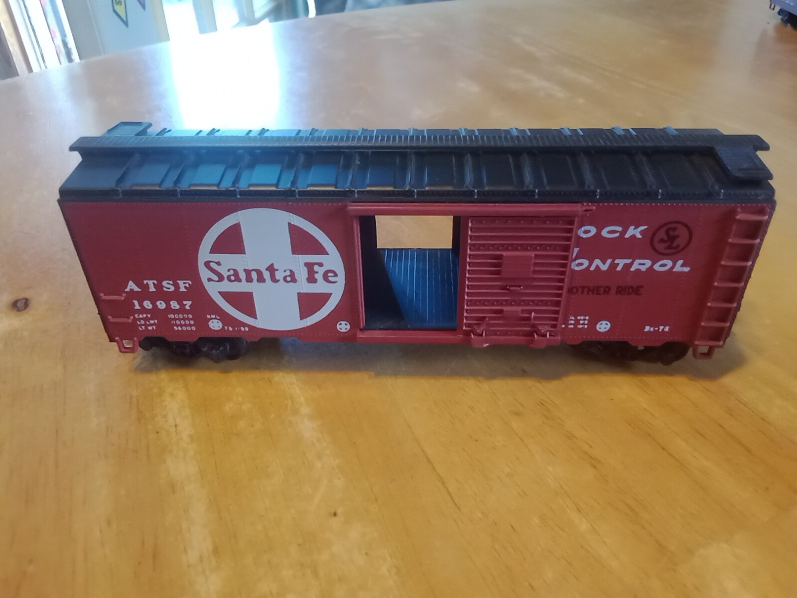 HO Scale Model Train Red Box Car Santa Fe ATSF 16987 Shock Control ...