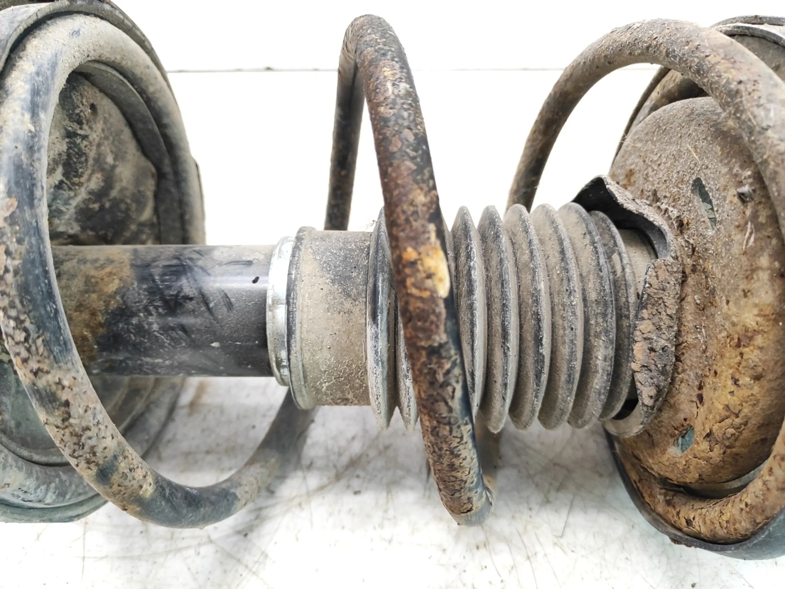 MAZDA 626 1998 1.8 66KW Limousine Vorne Links Seite Rad Stoßdämpfer ...