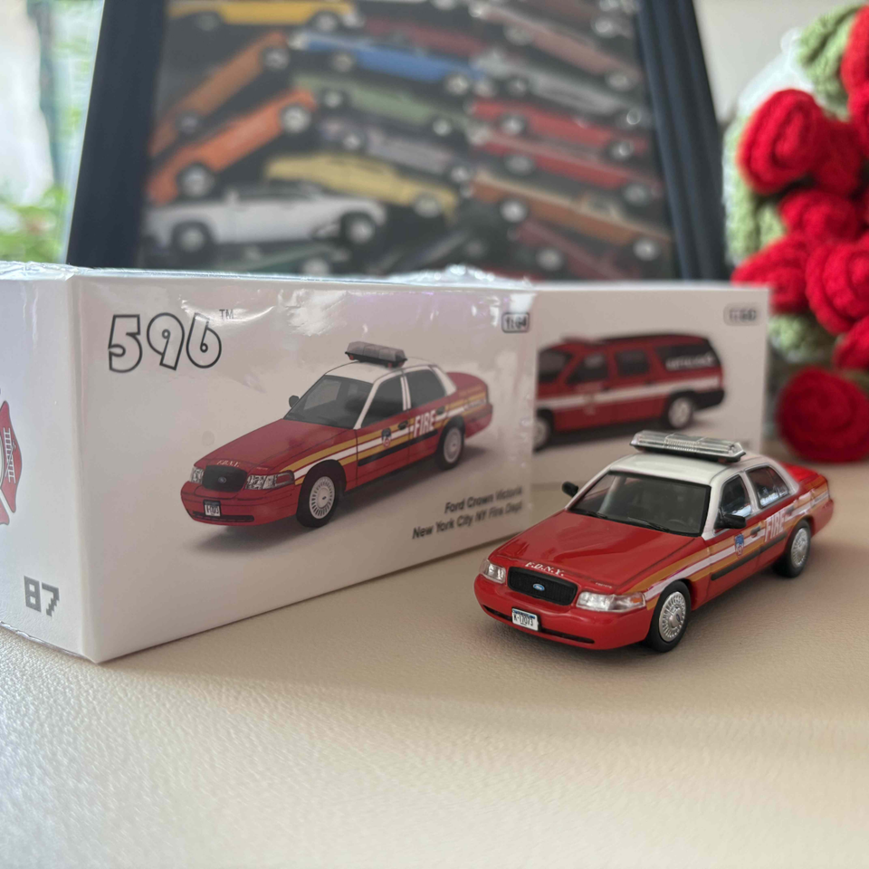 596 model 1:64 Red Ford CV CROWN VICTORIA Fdny Fire Diecast Model Car ...