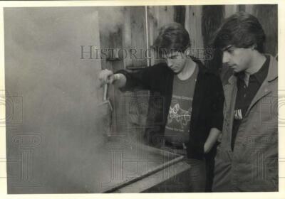 1984 Press Photo Jeff Ostrander and John Frisbey at Maple Syrup Vat in ...