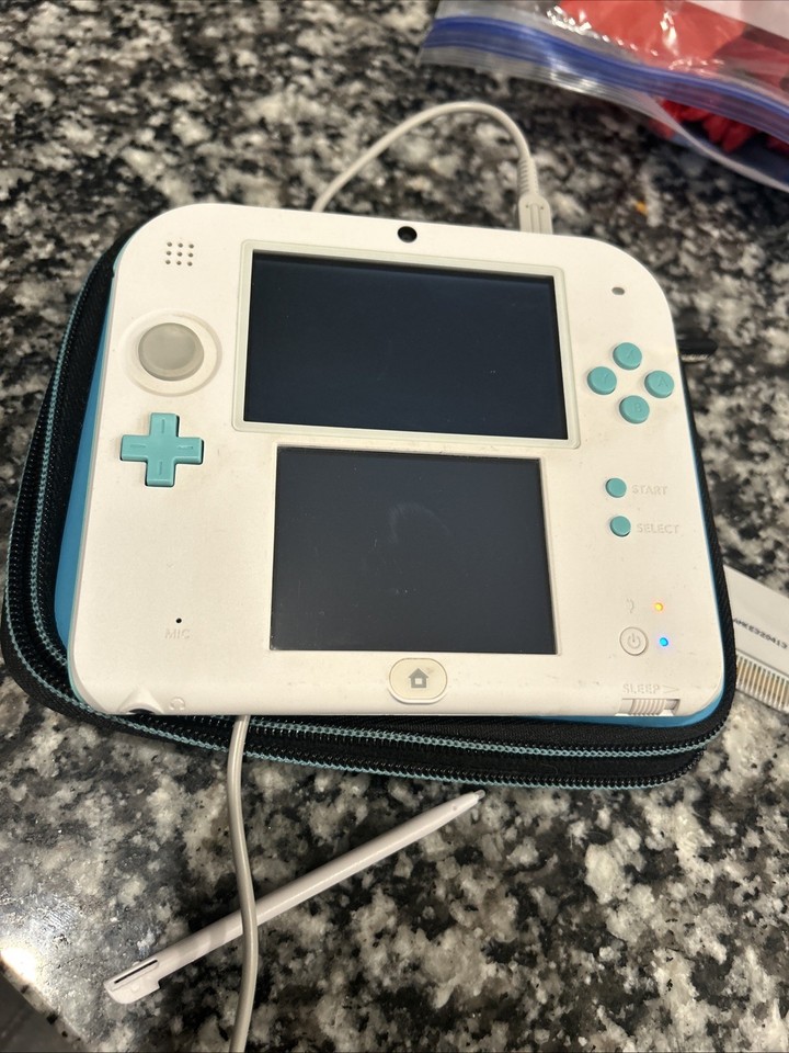 Nintendo 2DS White & Green Console + Games Mariokart 7, Little Pet Shop ...