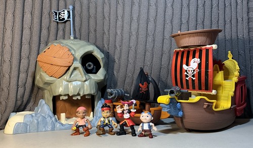 Jake & NeverLand Pirates Hook's Jolly Roger Ship & Skull Island Playset ...