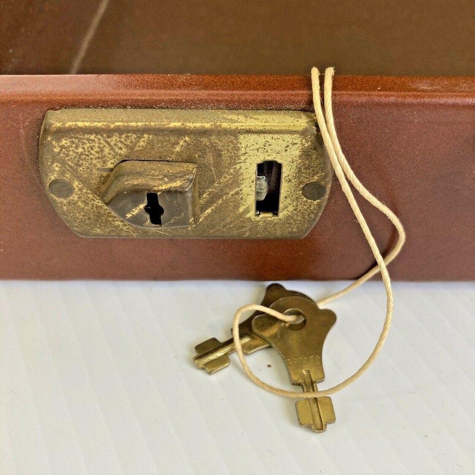 ANTIQUE MARBLED BAKELITE POKER CHIP EST 500 CHIPS INCLUDED MADE BY LOWE ...