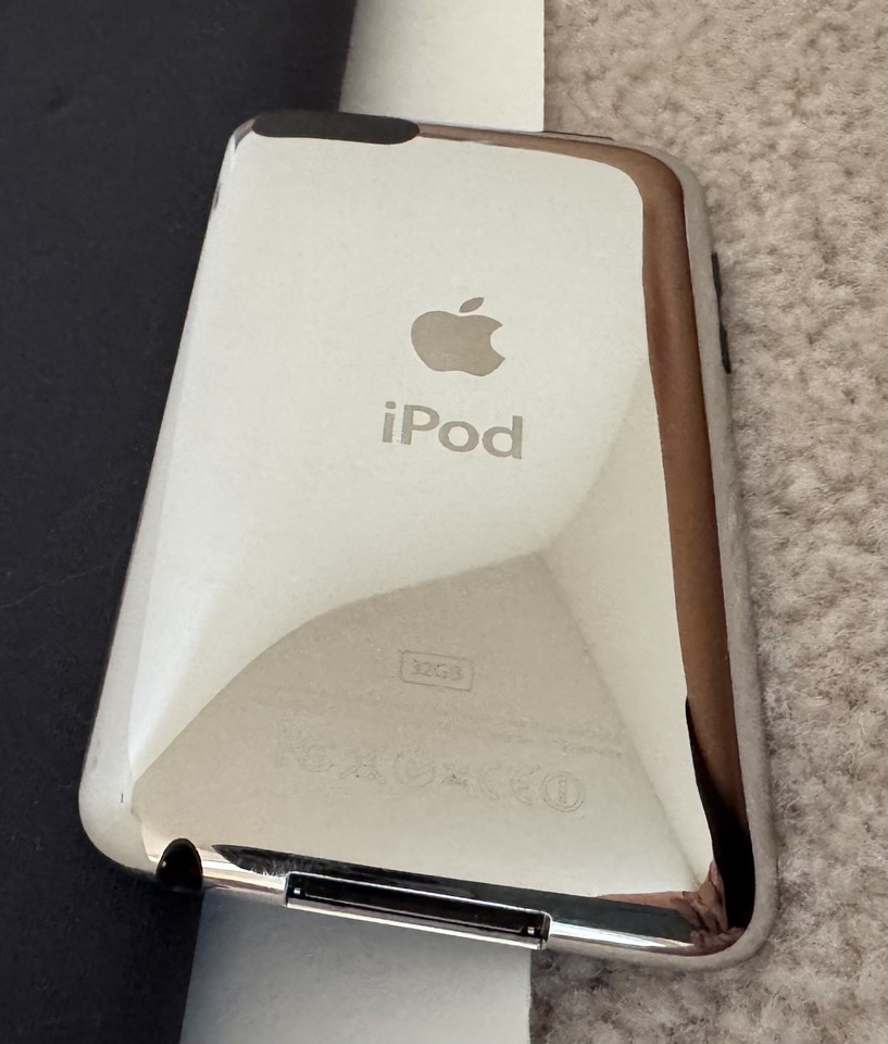 Apple iPod Touch 3rd Generation silver 32GB (Model A1318) (MC008LL/A ...