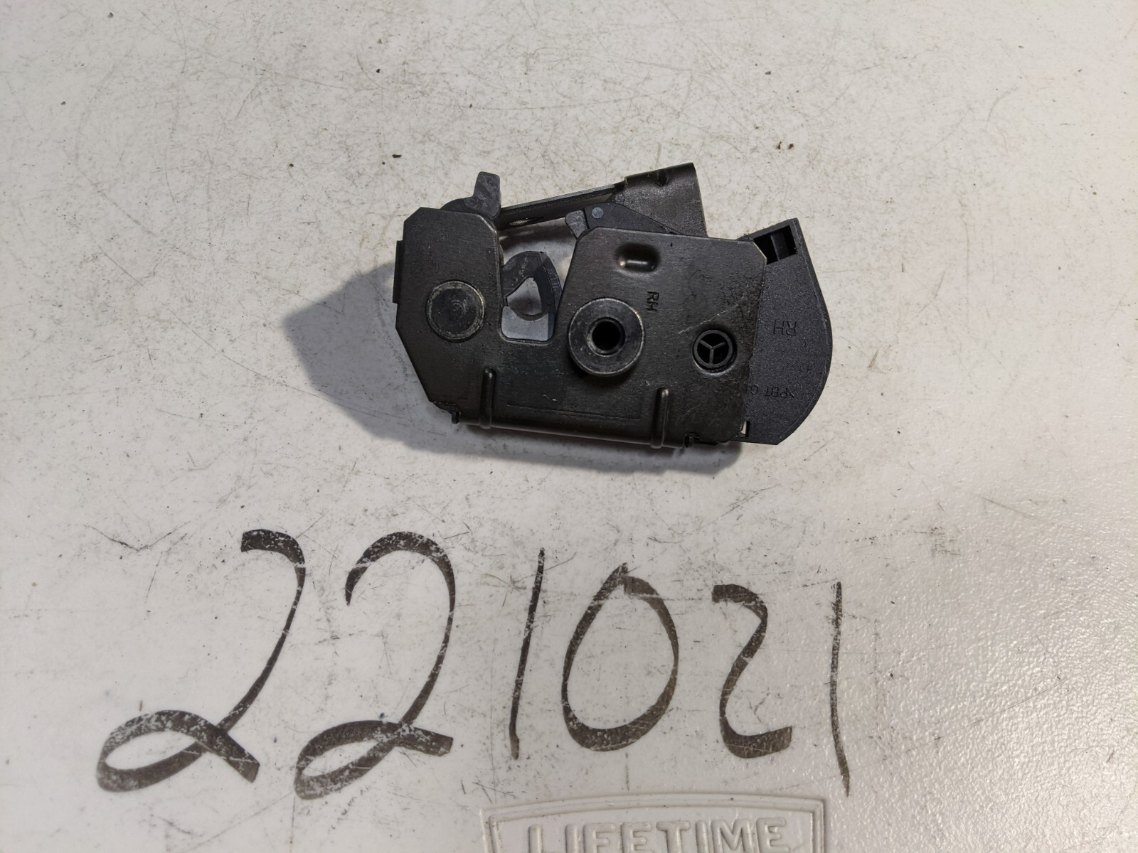 2003-14 VOLVO XC90 REAR RIGHT PASSENGER SIDE LOWER TRUNK LIFTGATE LOCK ...