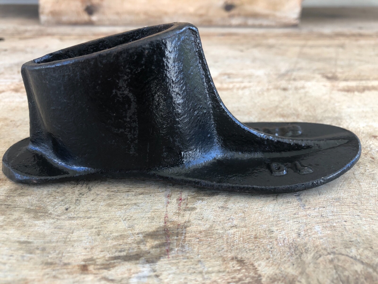 Antique DL Mall. Cast Iron Child Cobbler Show mold 5.… - Gem
