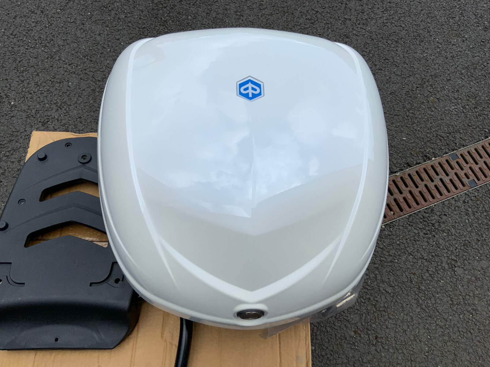 TOP BOX AND PLATE FOR PIAGGIO 125 50 250CC 33 LITRE OEM PIAGGIO PART | eBay