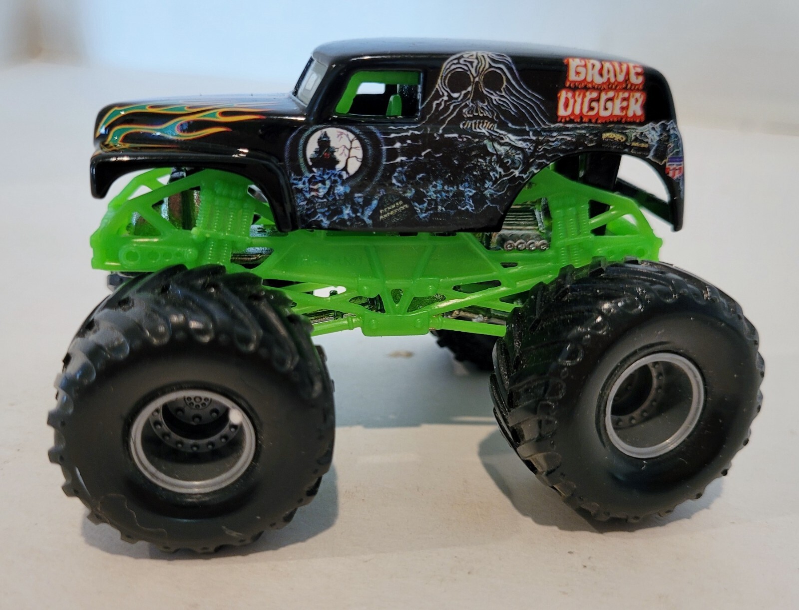 Monster Jam 1:64 Grave Digger Monster Truck~ Green Flames~ Green ...