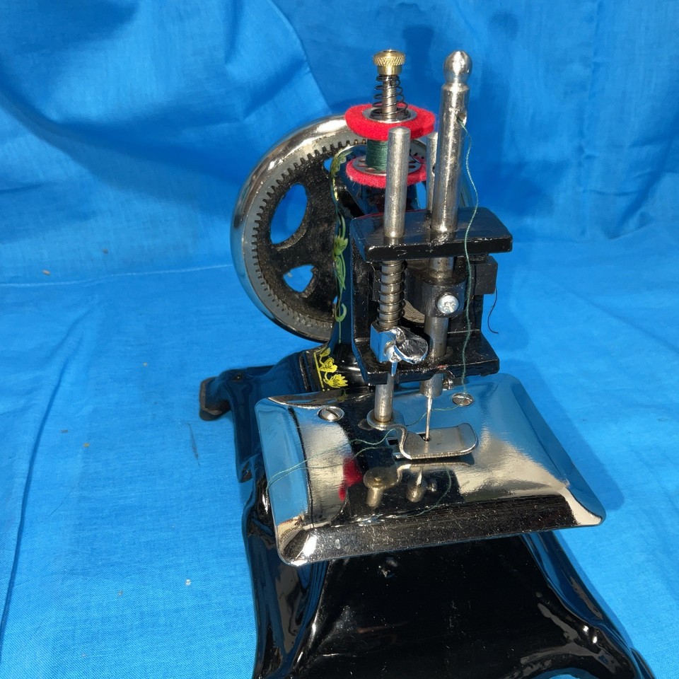 Vintage Cast Iron Child’s Toy Sewing Machine – Muller Style Hand Crank ...