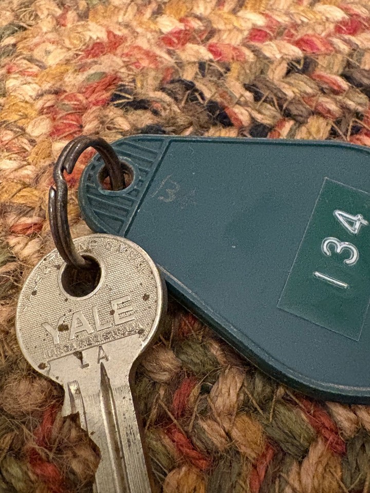 Vtg. Holiday Inn Hotel Key Heathrow Airport Rm. 134 Classic Green Fob ...