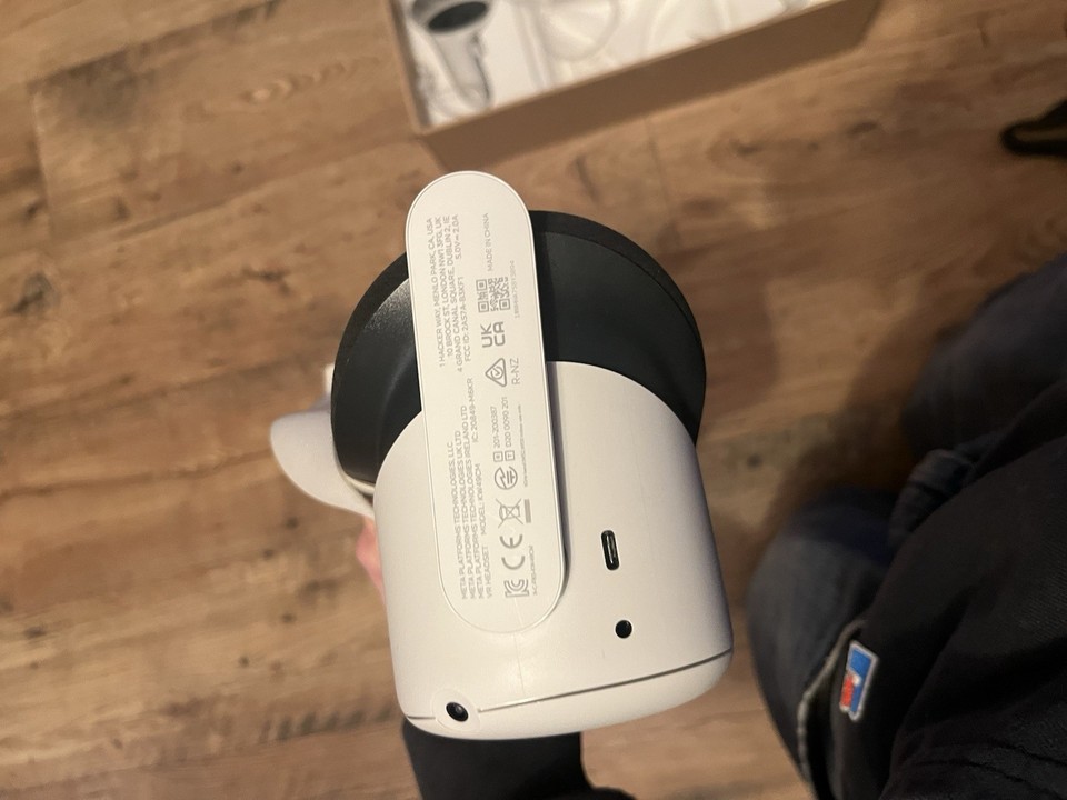 Oculus Meta Quest 2 All-in-One VR Headset 256GB with Controllers and ...