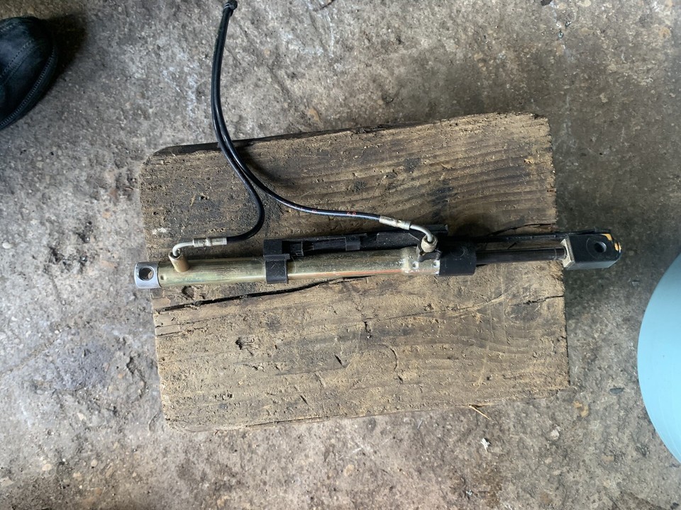 MERCEDES BENZ R230 SL LEFT SIDE BOOT TRUNK LID DRIVE CYLINDER ...