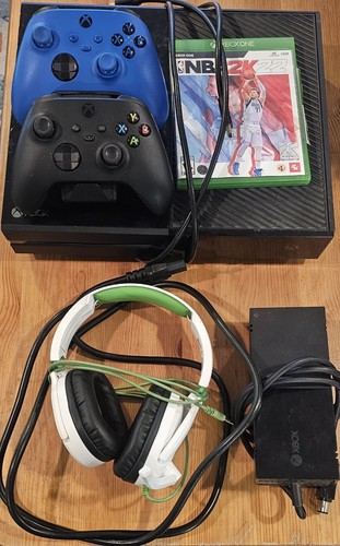 Xbox One With 2 Controllers Charger For Controllers And Batteries Head ...
