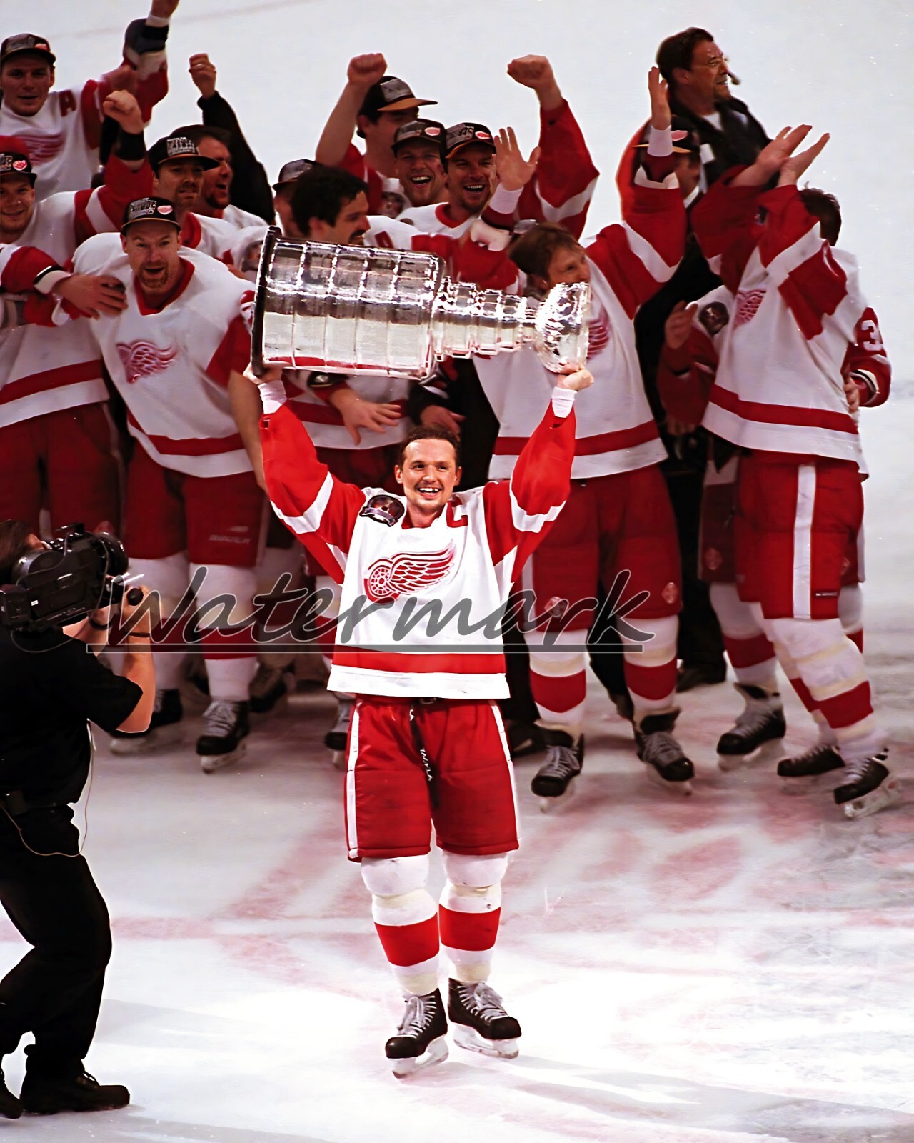 NHL 1997 Detroit Red Wings Steve Yzerman Hoisting the Stanley Cup 8 X ...