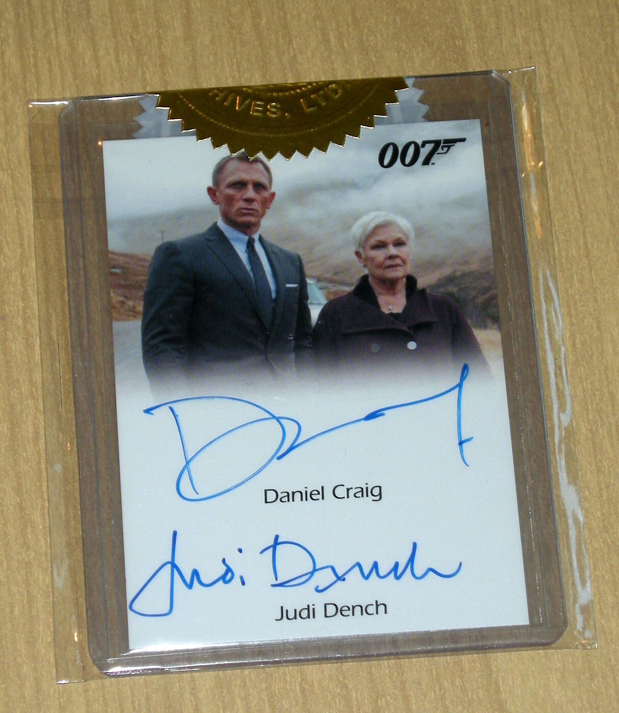 2014 Rittenhouse James Bond 007 DUAL autograph auto Daniel Craig Judi ...