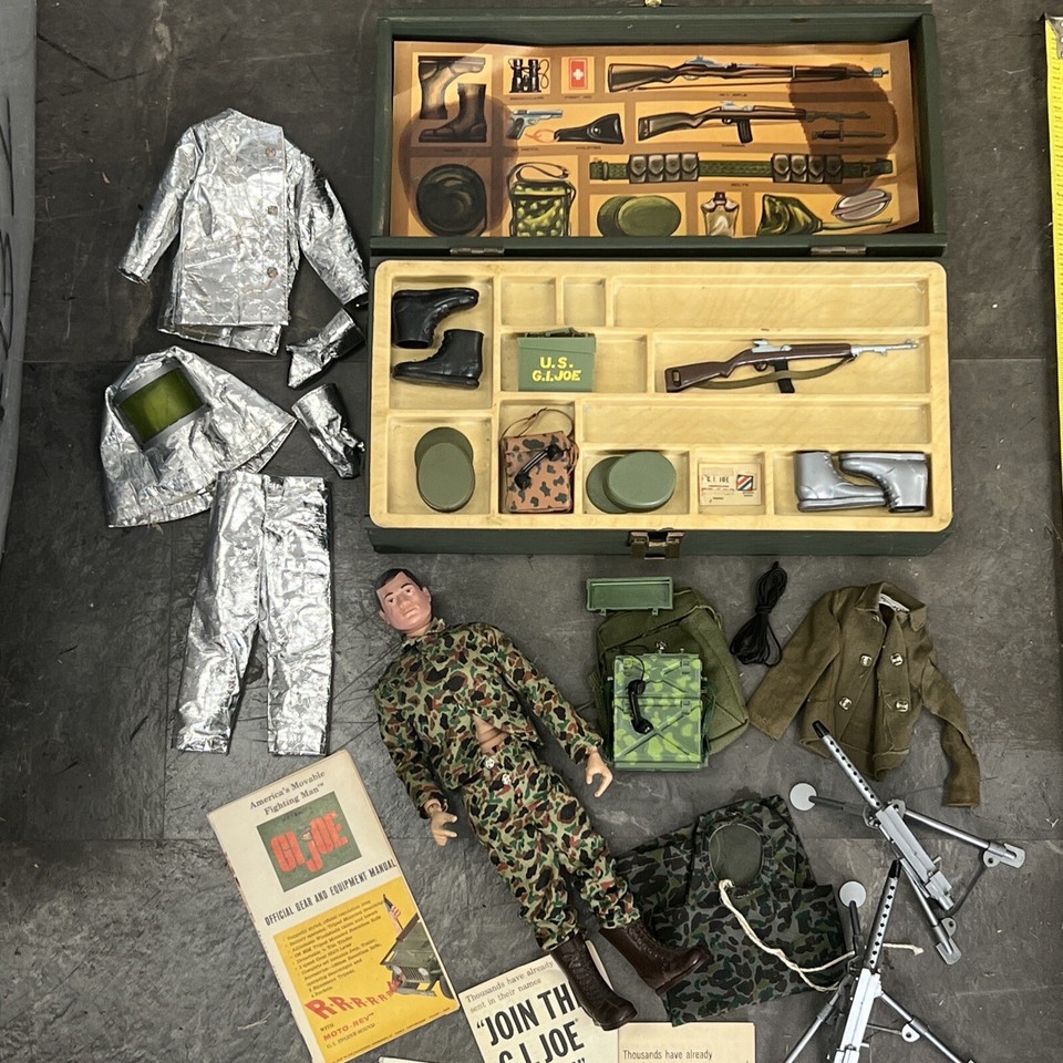 VINTAGE 1964 12" GI JOE W/ FOOTLOCKER & ACCESSORIES Plus Extras Lot ...