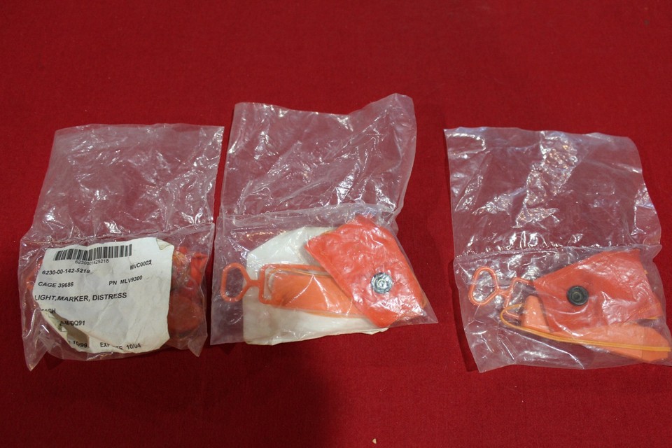 3 LOT MILITARY SURPLUS DISTRESS MARKER LIGHT LIFE JACKET SURVIVAL VEST ...