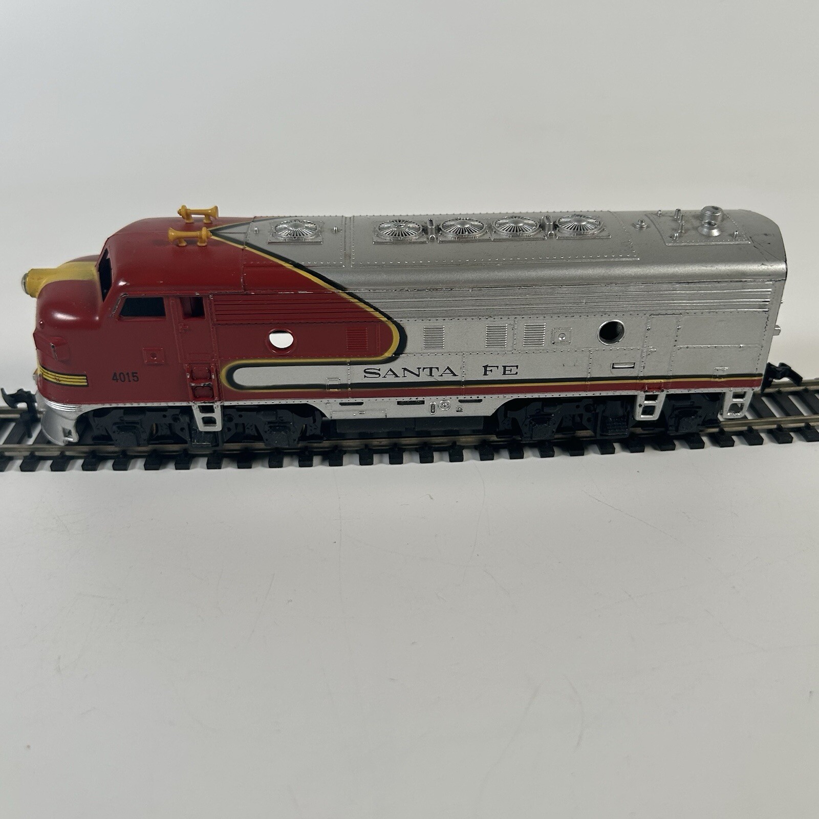VINTAGE TYCO HO SCALE RED & SILVER SANTA FE #4015 DIESEL LOCOMOTIVE ...