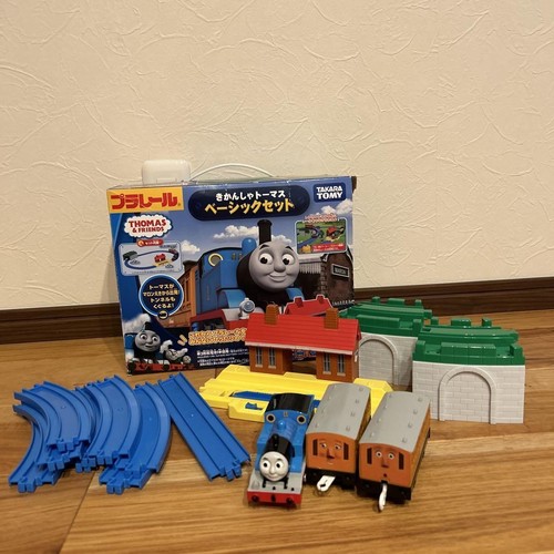 Thomas the Tank Engine Basic Set w/ Thomas, 2 Cars, Tracks, Tunnel ...