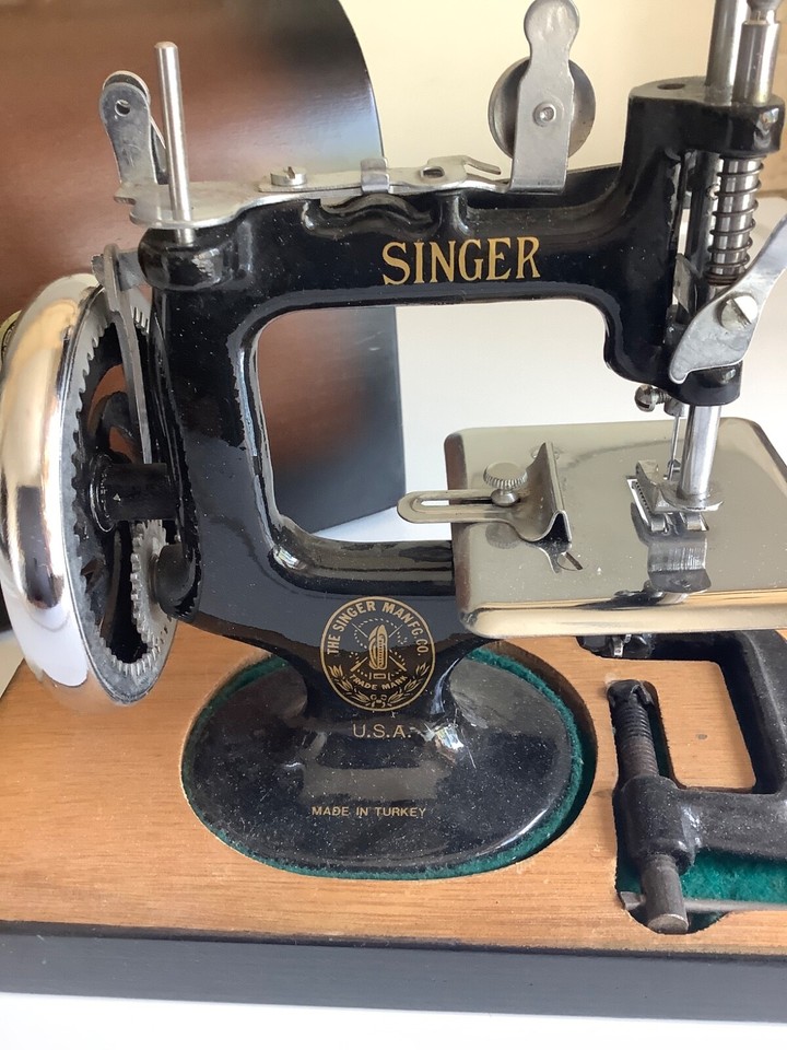 RARE Vintage Singer Sew Handy Model 20 Sewing Machine W/Wooden Case | eBay