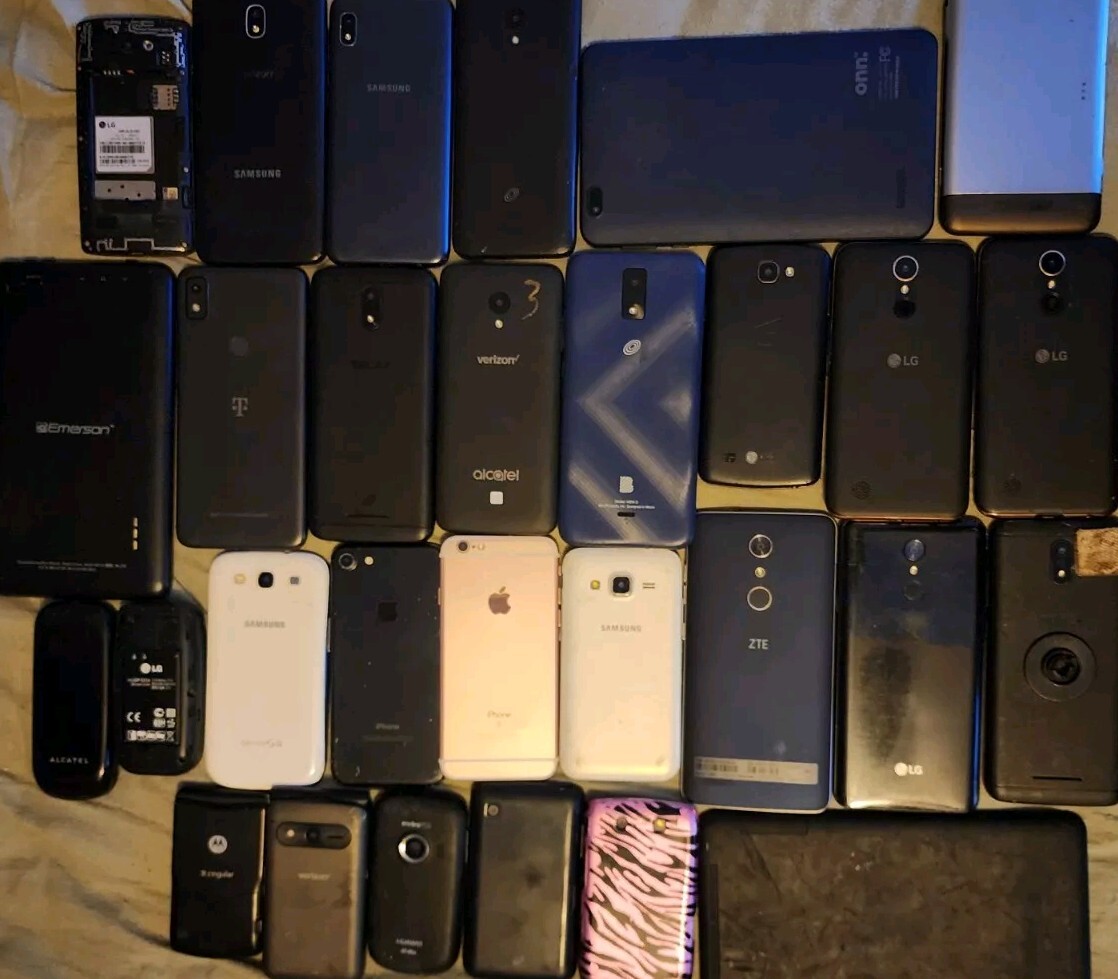 Huge Lot of 30 Smartphones and tablets - AS IS - Apple, Samsung, LG ...
